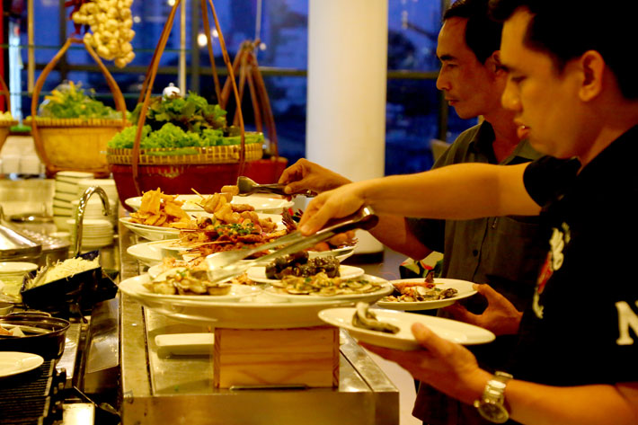 Buffet Gánh Bông Sen Buổi Trưa Tại Khách Sạn Palace Saigon 4*