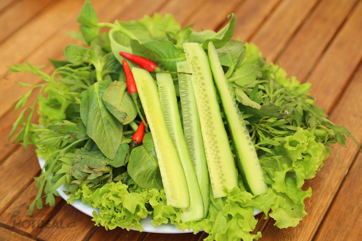 Thịt Luộc Cuốn Rau Rừng Chấm Mắm Nêm + 2 Ly Nước Tại Quán Trúc