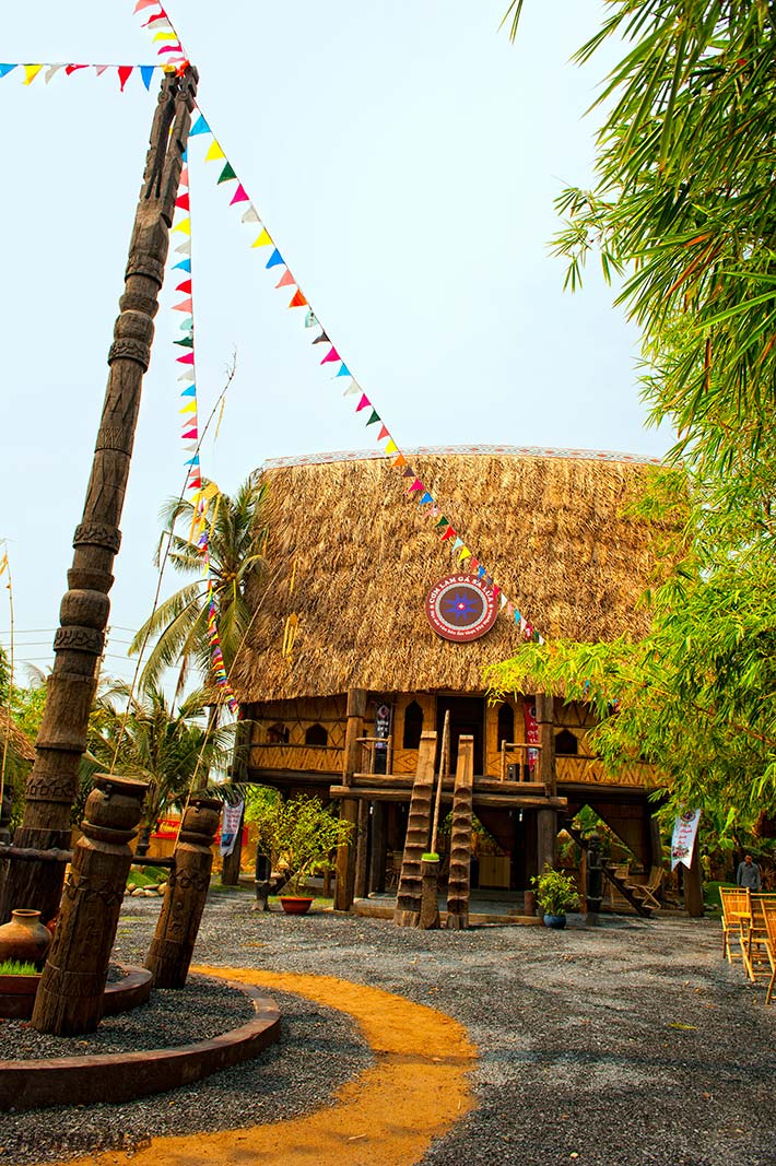 Heo Rừng Nướng Bản Đôn Và Cơm Lam Tại Làng Ẩm Thực Tây Nguyên