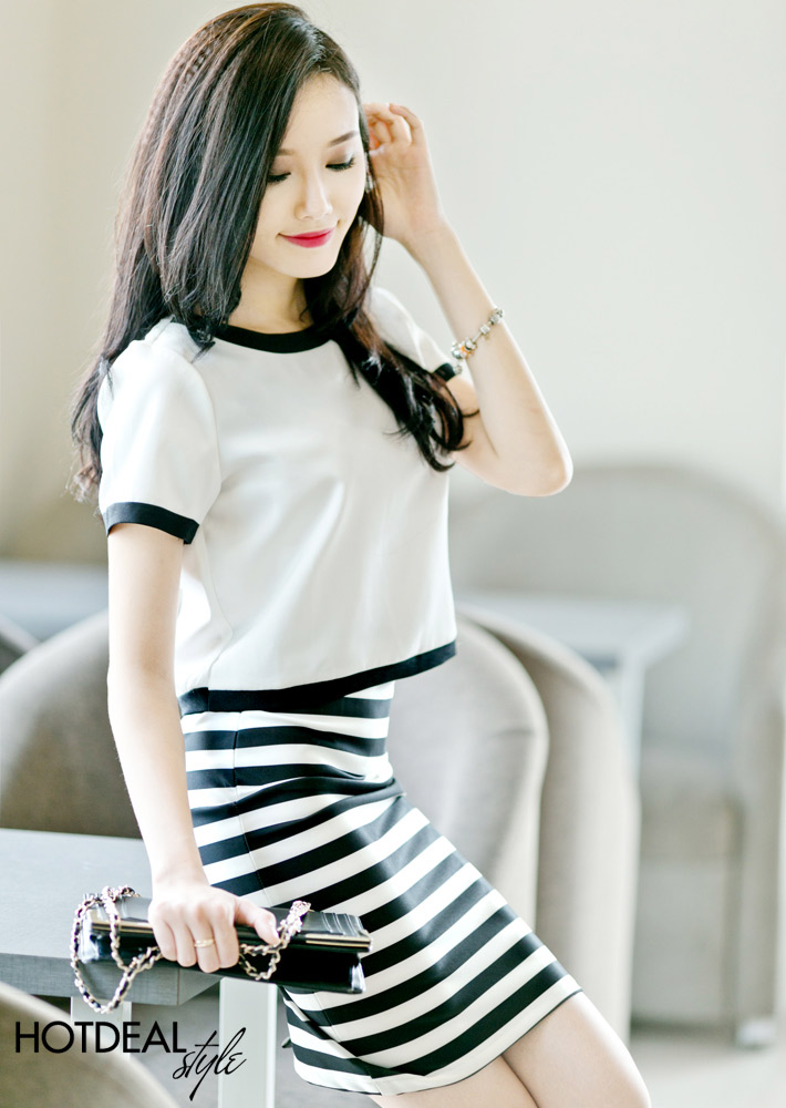 Set Áo Crop Top + Chân Váy Sọc